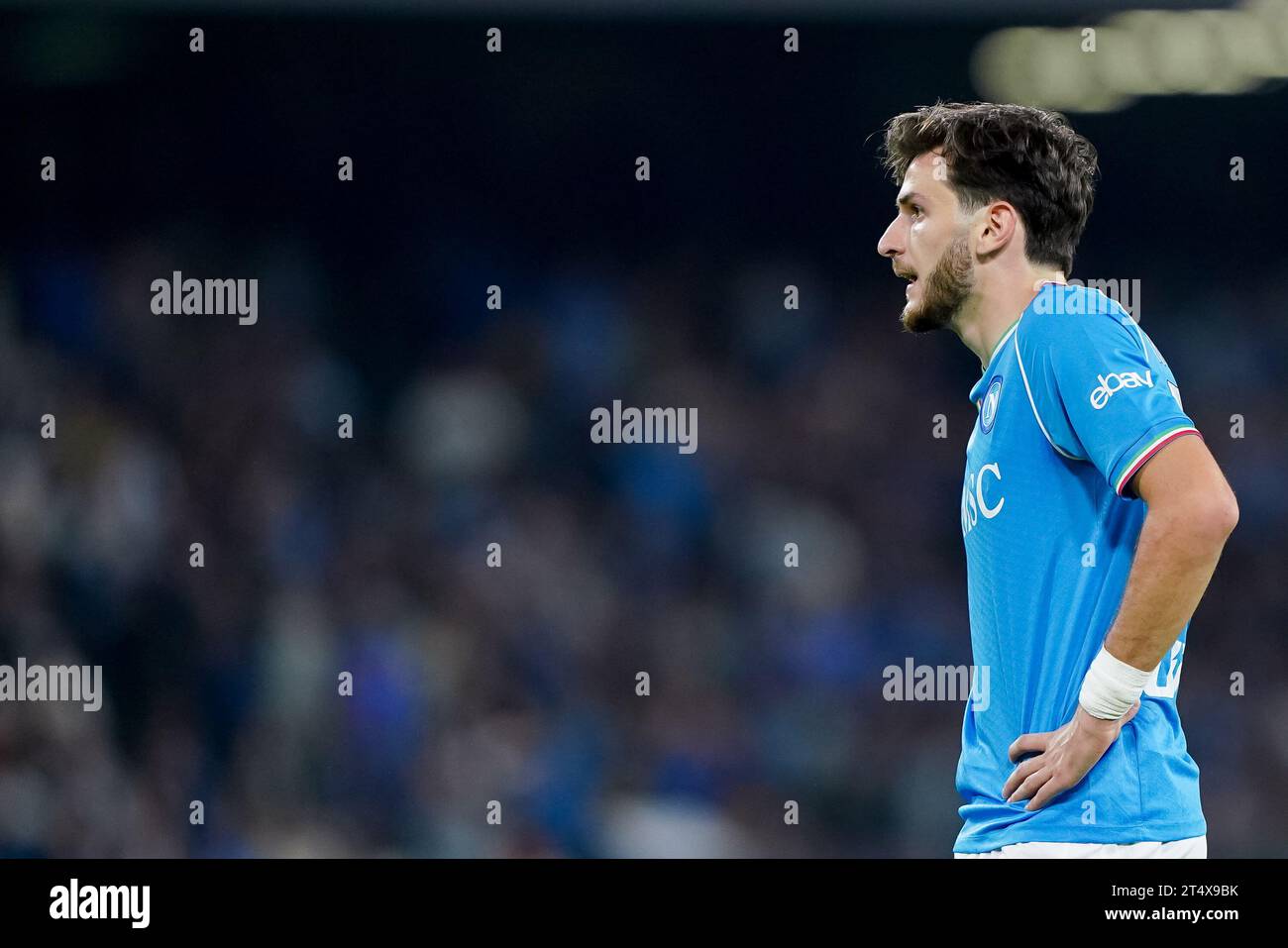 Khvicha Kvaratskhelia della SSC Napoli guarda in scena durante la ...