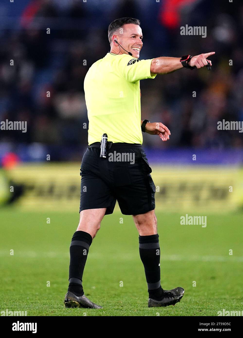 L'arbitro Dean Whitestone durante la partita per il campionato Sky Bet ...
