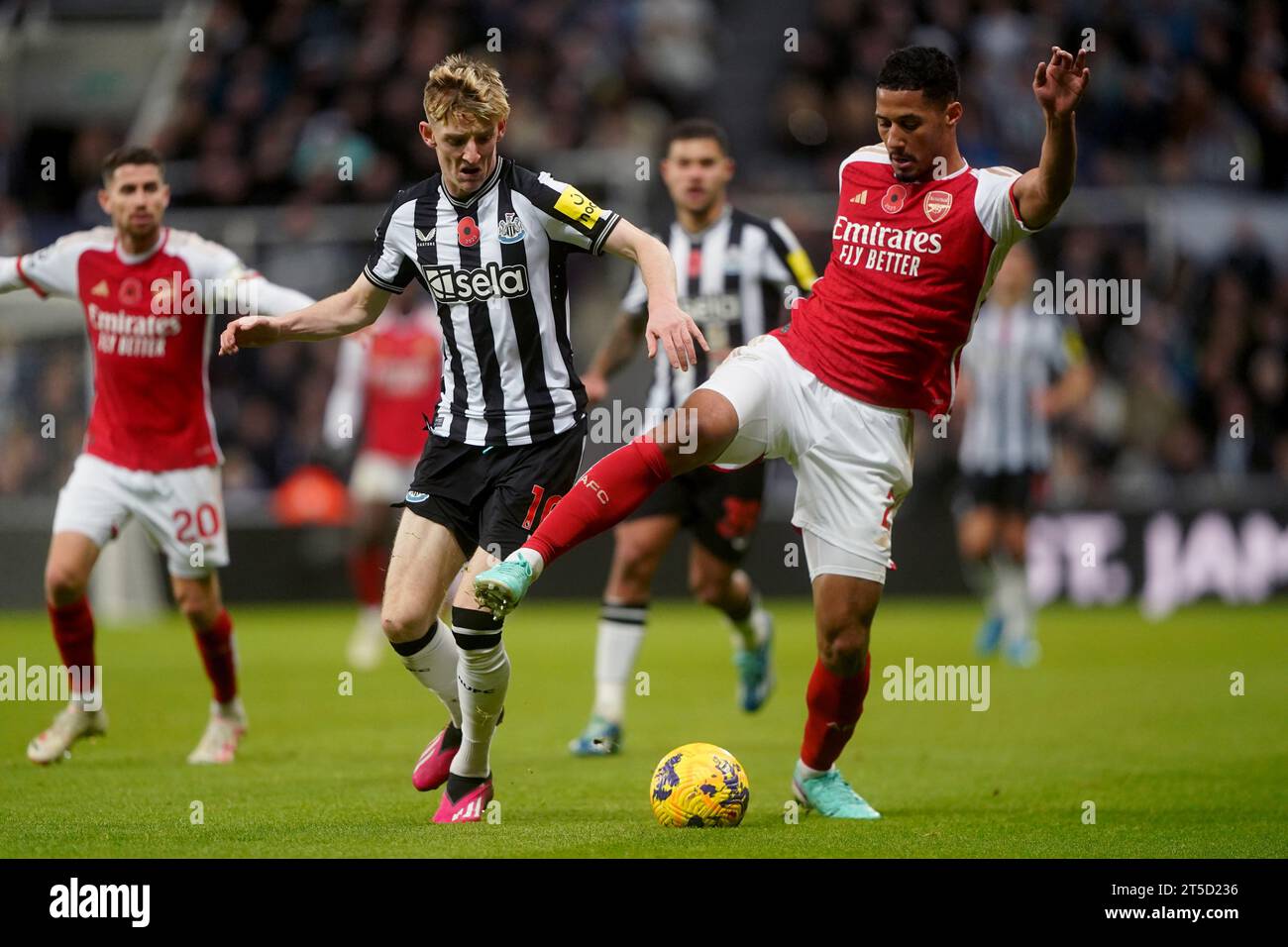 Anthony Gordon (a sinistra) del Newcastle United e William Saliba dell ...