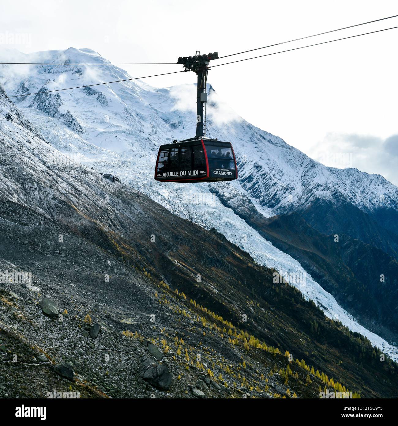 Mont Blanc Bergmassiv Blick AM 22. Oktober 2023 auf die Seilbahn Aiguille du Midi im Bergmassiv ...