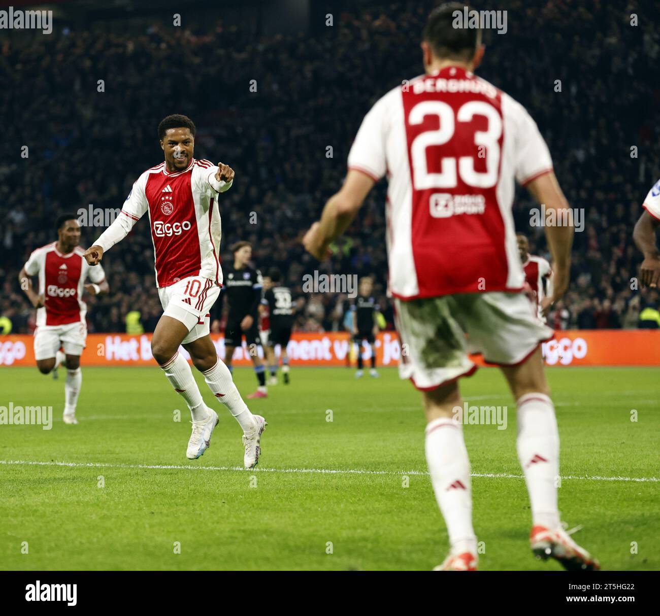 AMSTERDAM - (l-r) Chuba Akpom dell'Ajax, Carlos Forbs dell'Ajax, Steven ...