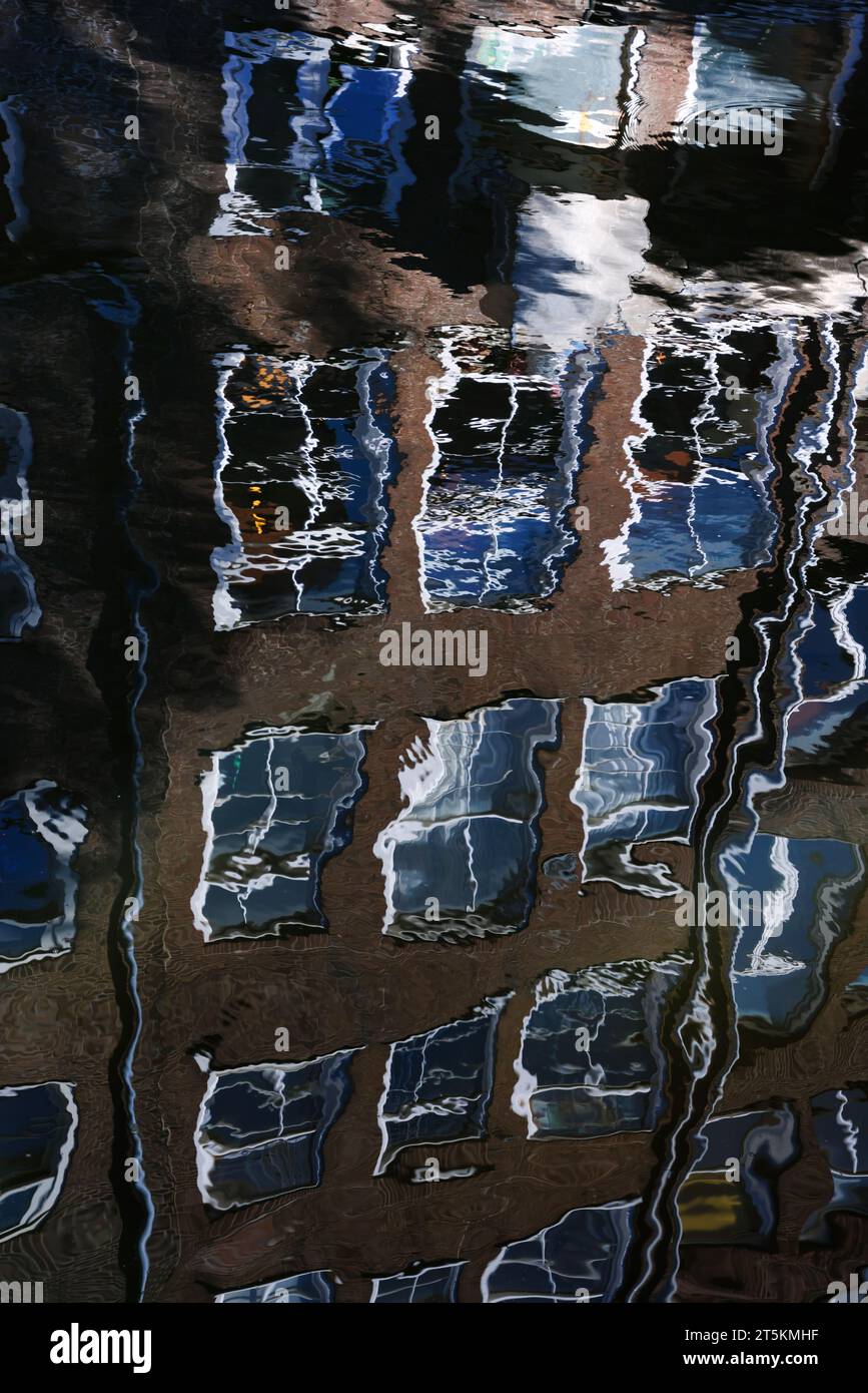 Canale di amsterdam con case colorate riflesse nell'acqua immagini e ...