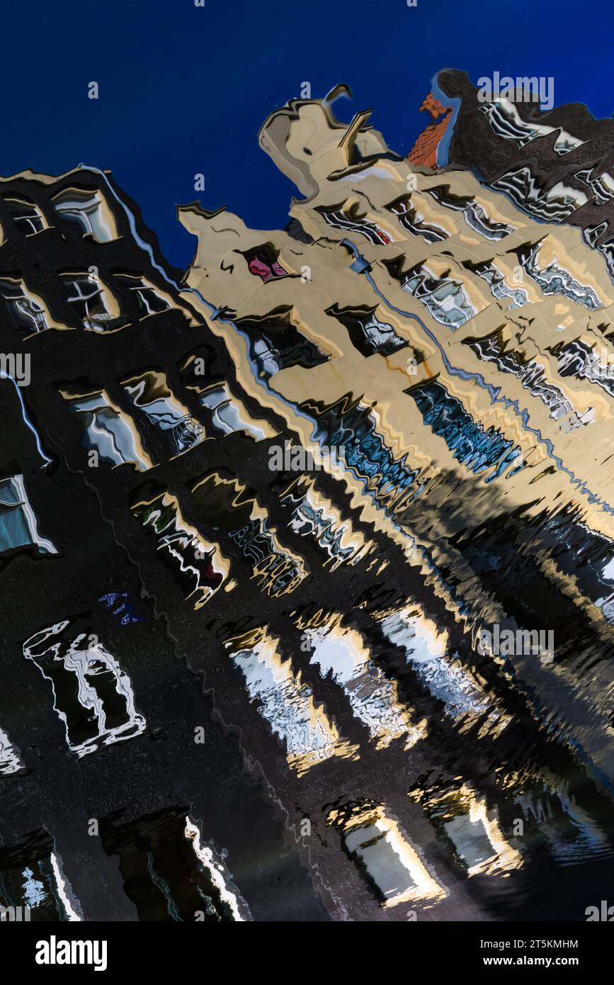 Canale di amsterdam con case colorate riflesse nell'acqua immagini e ...