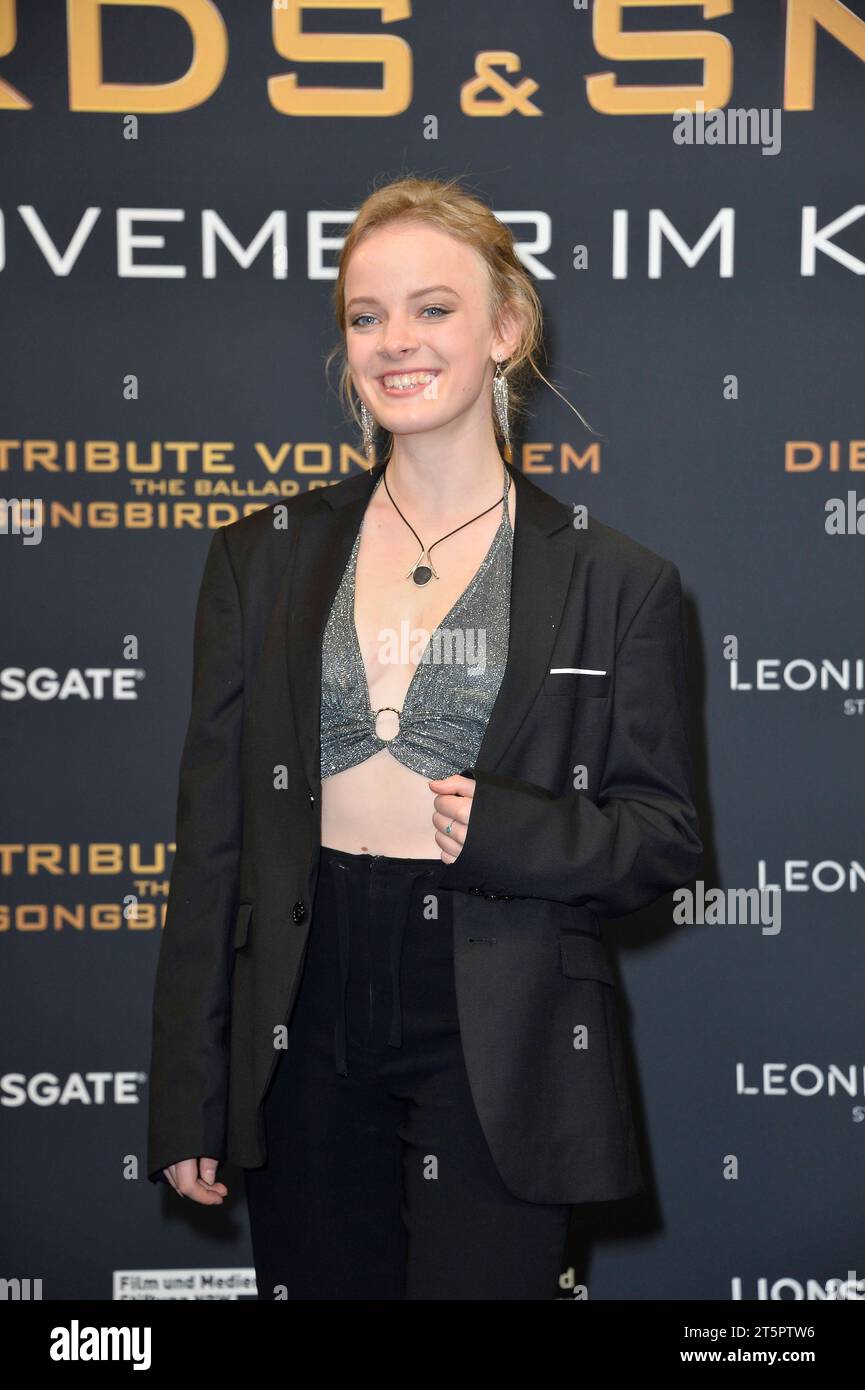 Luna Kuse/Premiere des Kinofilms Die Tribute von Panem - The Ballad of ...