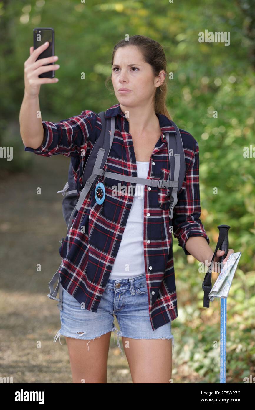 La cima della giovane donna oscilla prendendo selfie immagini e ...