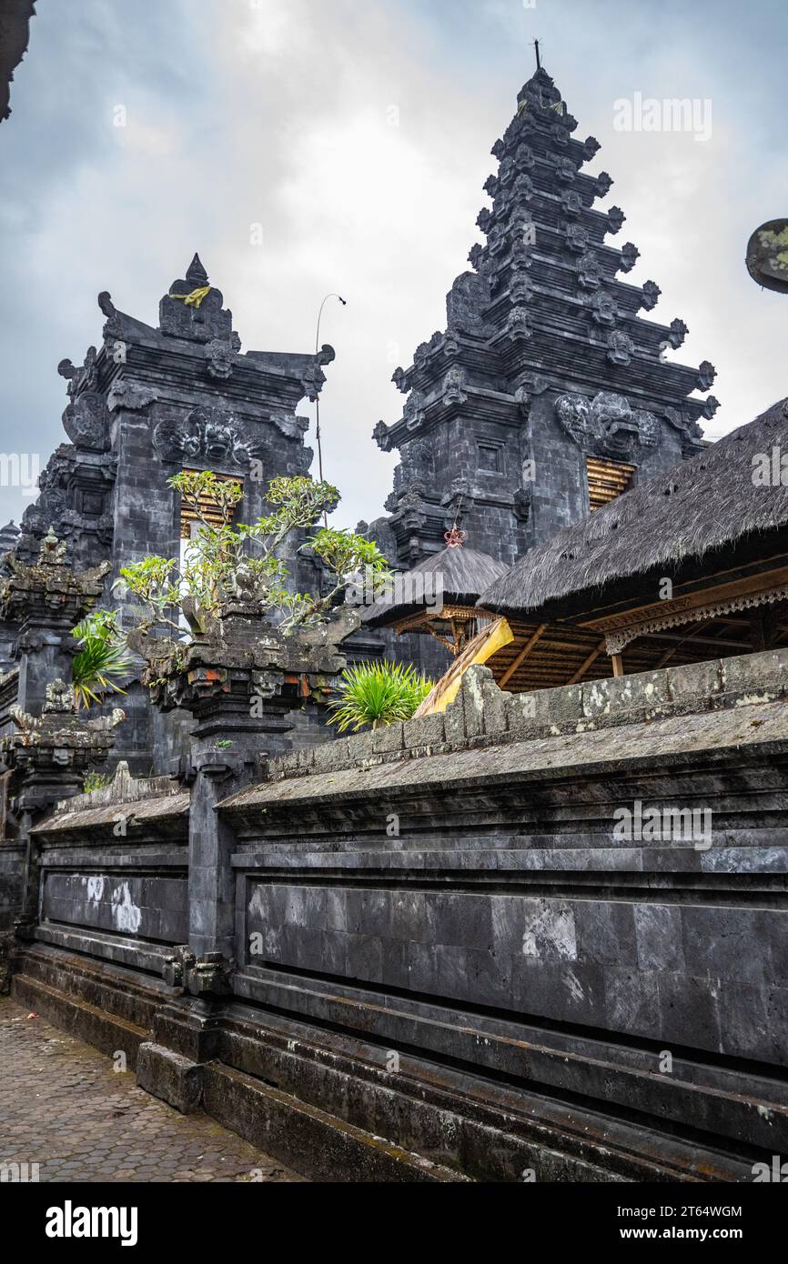 Il tempio besakih sul vulcano agung immagini e fotografie stock ad alta ...