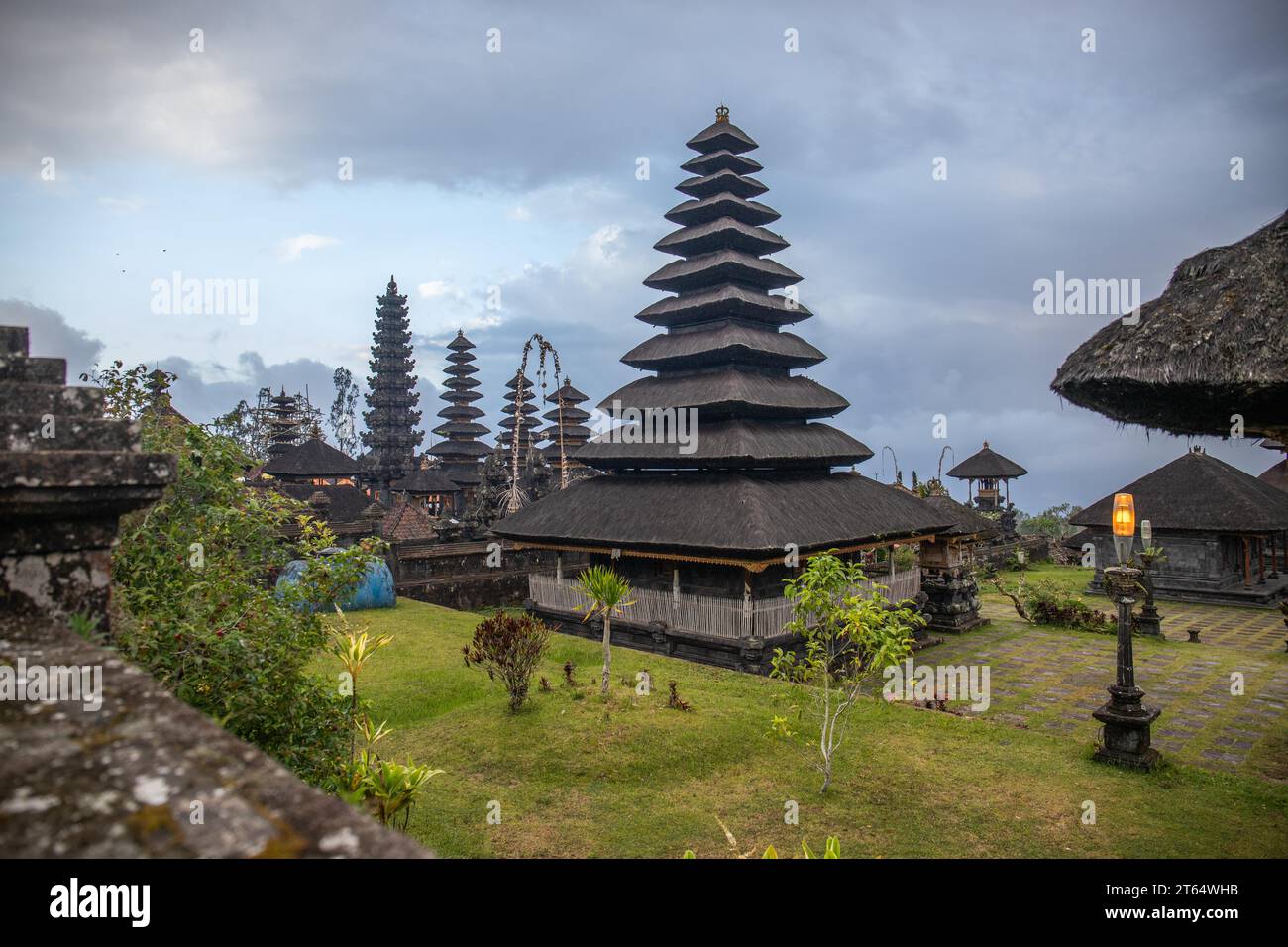 Il tempio di Besakih sul vulcano Agung. Il tempio più sacro e ...