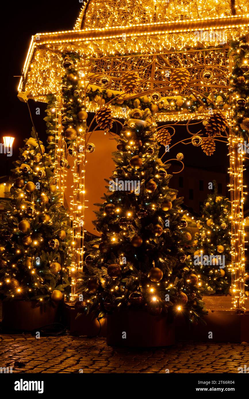 La strada illuminata e decorata per le vacanze di notte a Danzica in ...