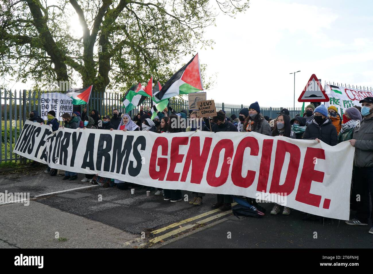 Sindacalisti e manifestanti formano un blocco esterno al produttore di ...