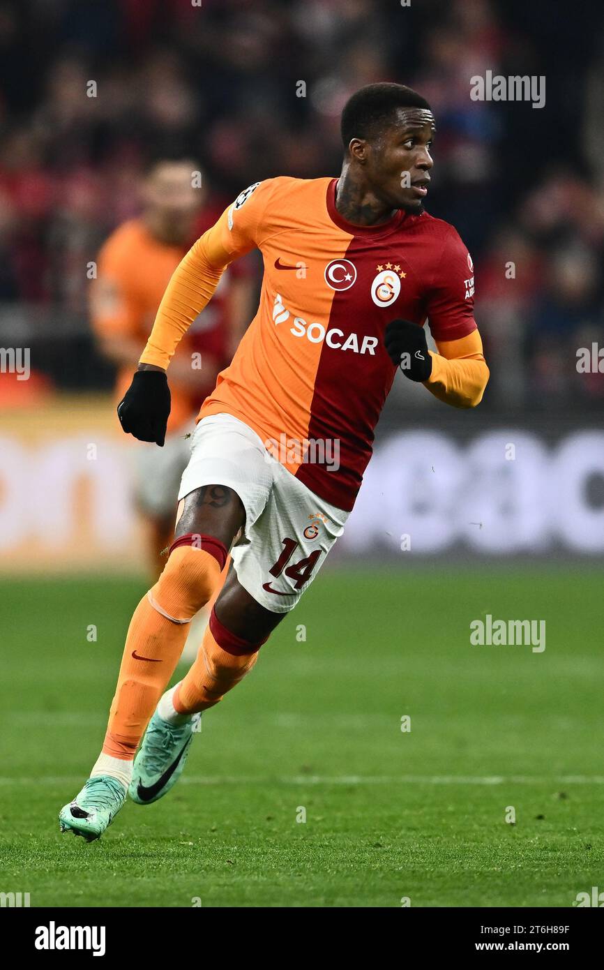 MONACO DI BAVIERA, GERMANIA - 8 NOVEMBRE: Wilfried Zaha del Galatasaray ...