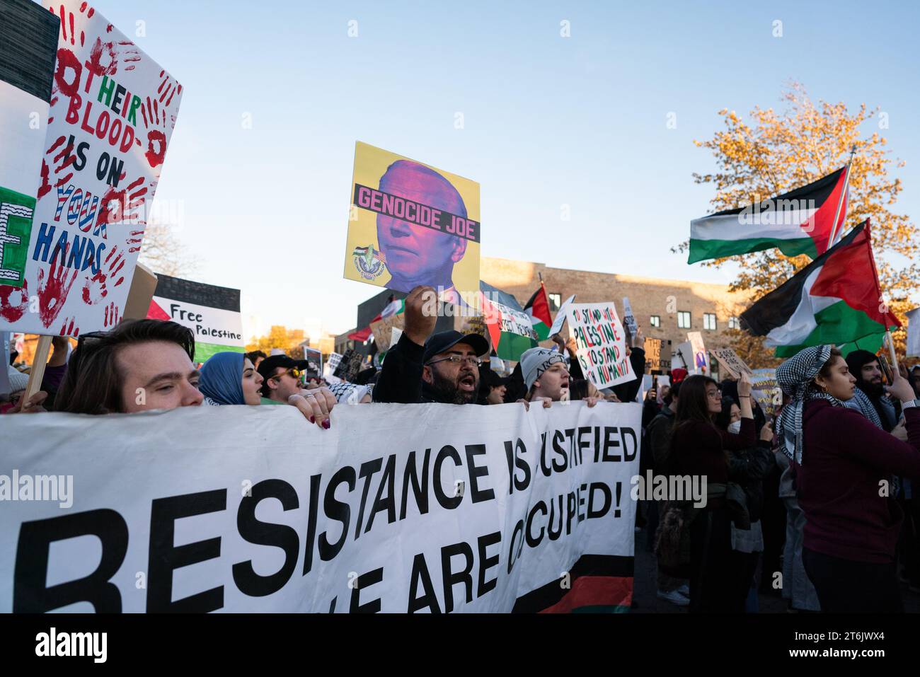Centinaia di persone si sono riunite nel quartiere di West Town per ...