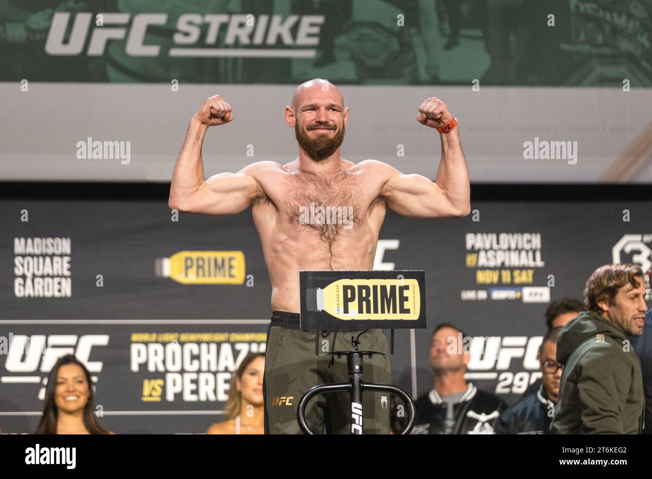 Viacheslav Borshchev durante il cerimoniale UFC 295 Weigh-in al Teatro ...