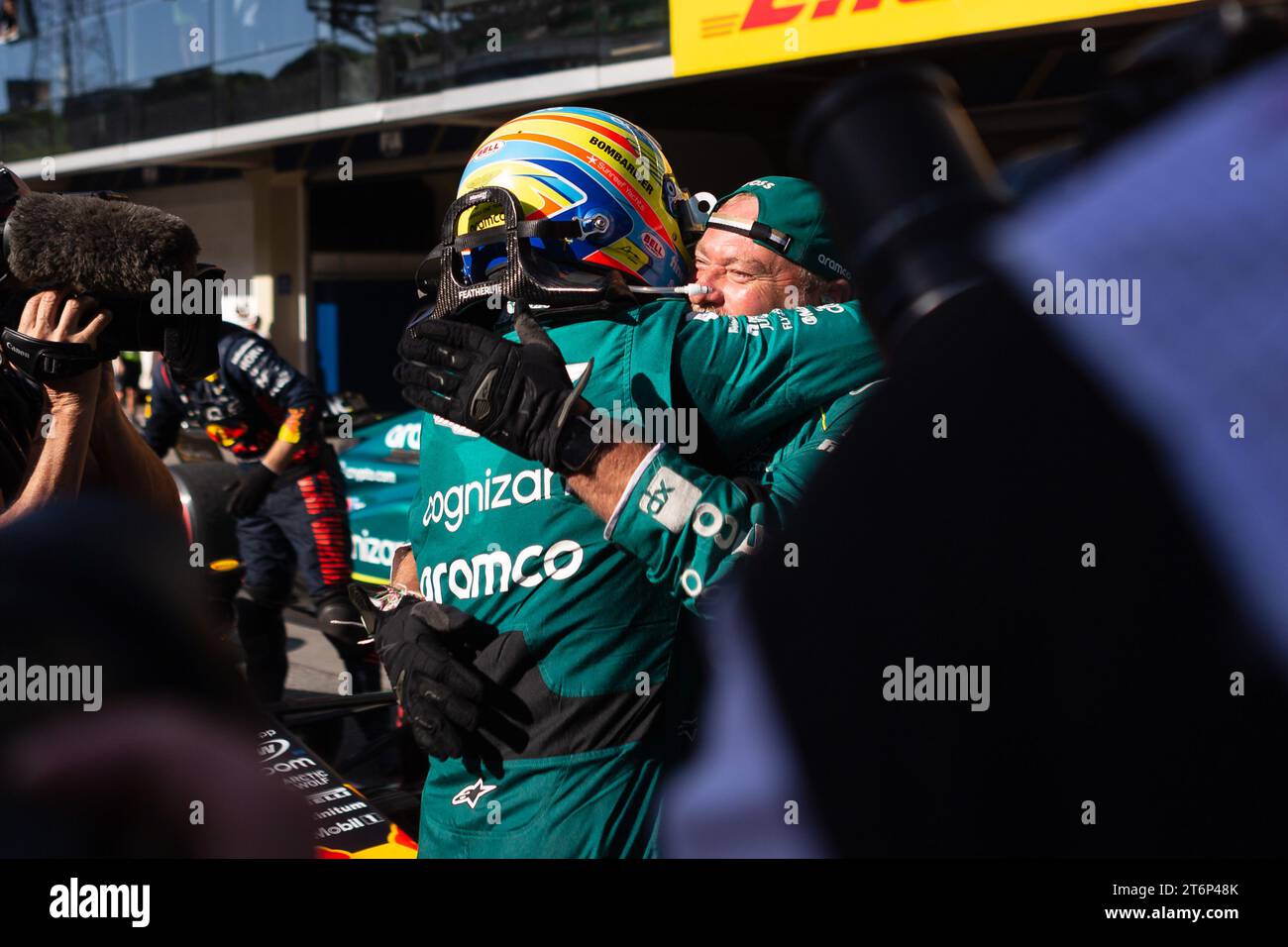 FERNANDO ALONSO dell'ASTON MARTIN festeggia con la MECCANICA dopo il ...