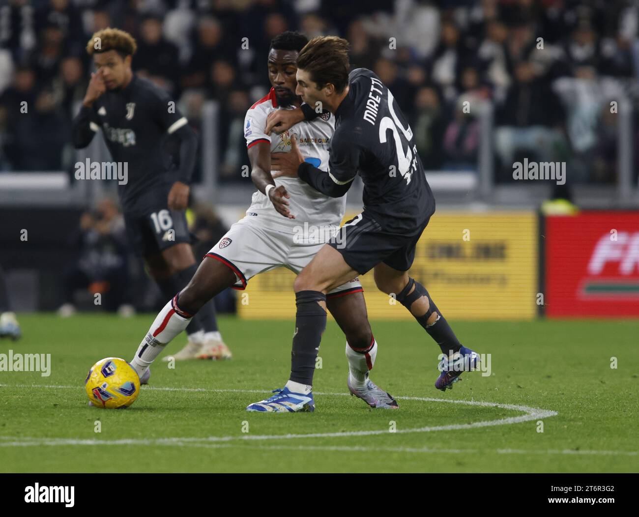 Fabio Miretti della Juventus e Antoine Makoumbou del Cagliari calcio ...