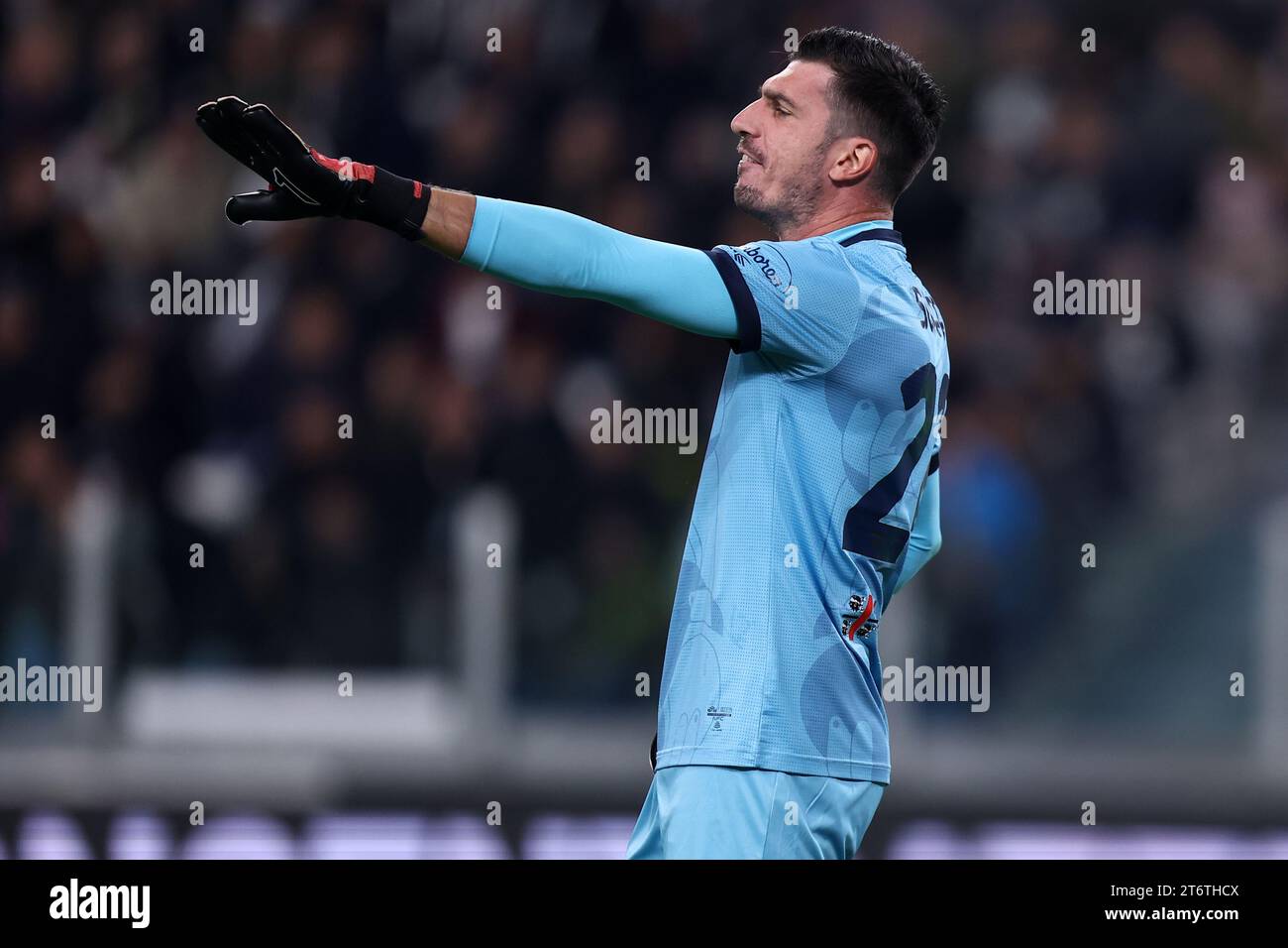 Simone Scuffet del Cagliari calcio gestisce durante la partita di serie ...