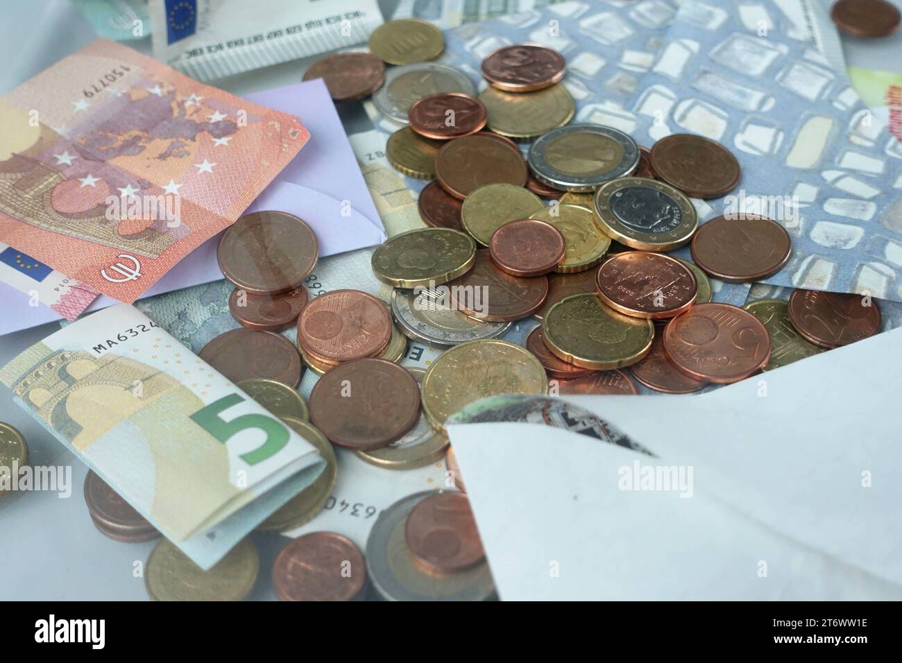 09.11.2023, Berlino, GER - Geldscheine und Muenzen in einer Spendenbox ...