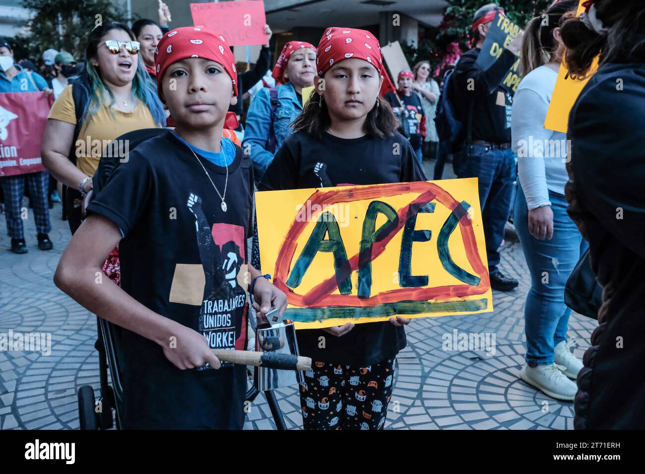 Durante la dimostrazione, i bambini sono in possesso di un cartello ...