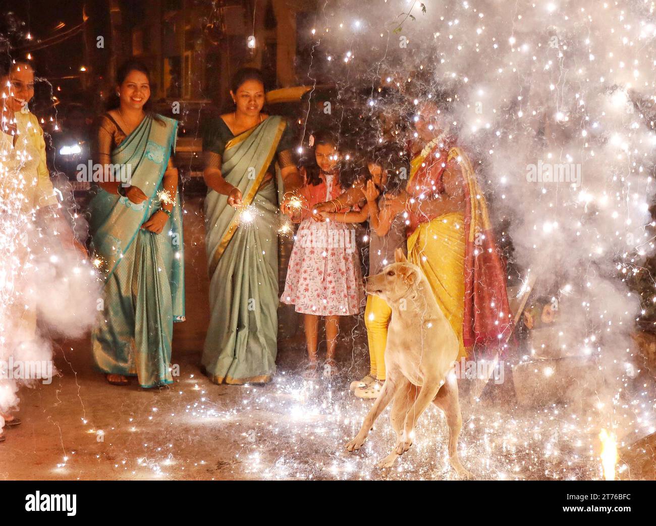 Bengaluru, India. 13 novembre 2023. Le persone giocano con i petardi ...