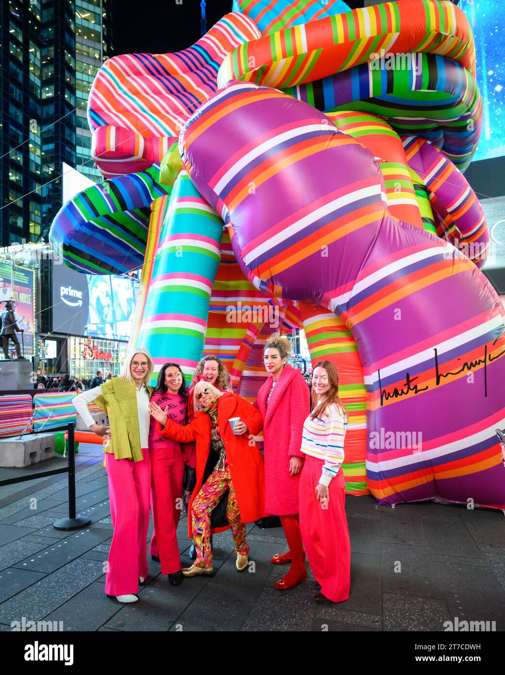 New York, USA. , . L'artista pop concettuale argentina Marta Minujín (C ...