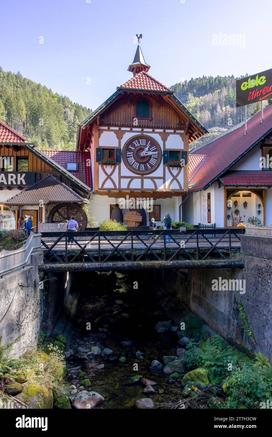 Il più grande orologio a cucù del mondo con una replica originale di un ...