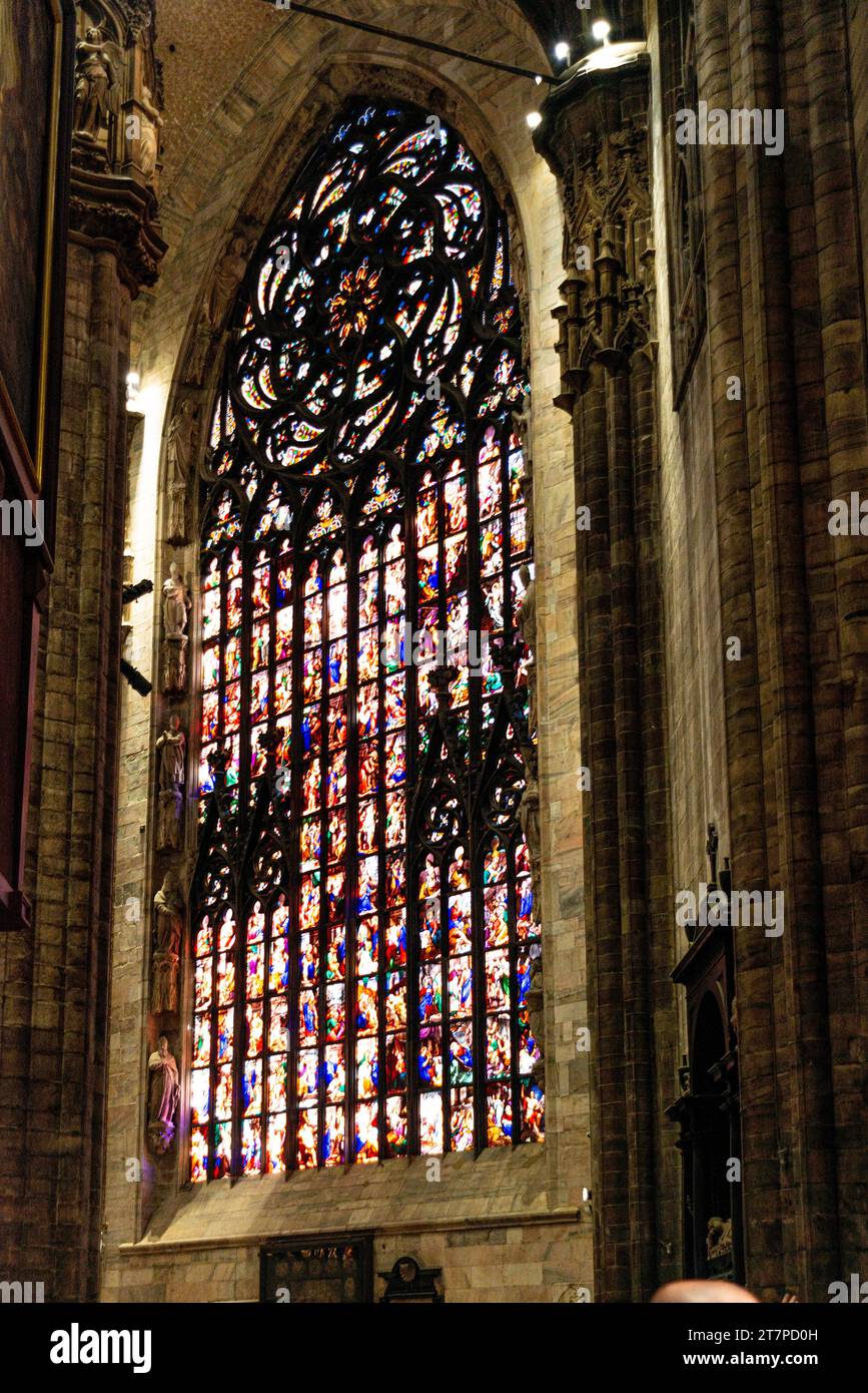 Duomo di milano vetrate immagini e fotografie stock ad alta risoluzione ...