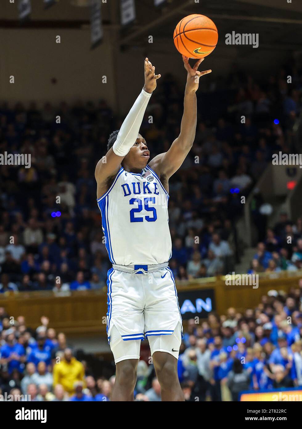 17 novembre 2023: Il sophomore della Duke University Mark Mitchell (25 ...