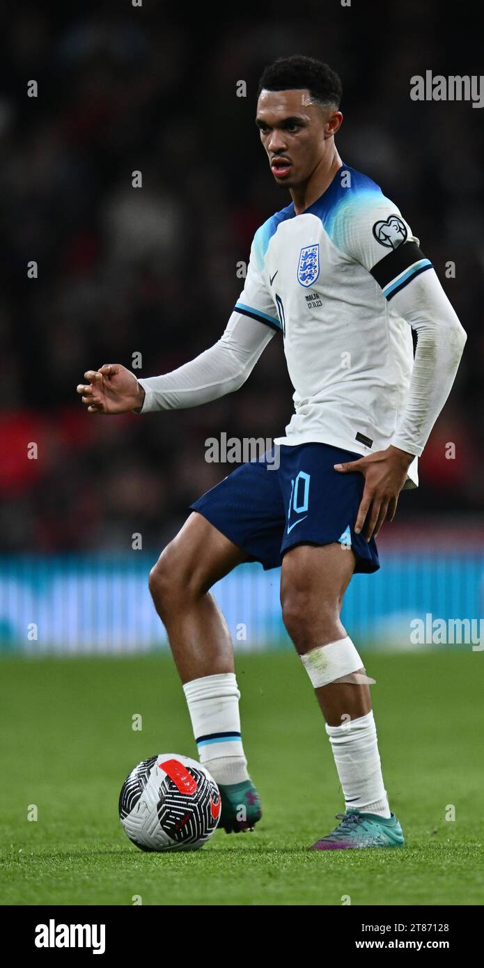 LONDRA, INGHILTERRA - 17 novembre: Trent Alexander-Arnold d'Inghilterra ...