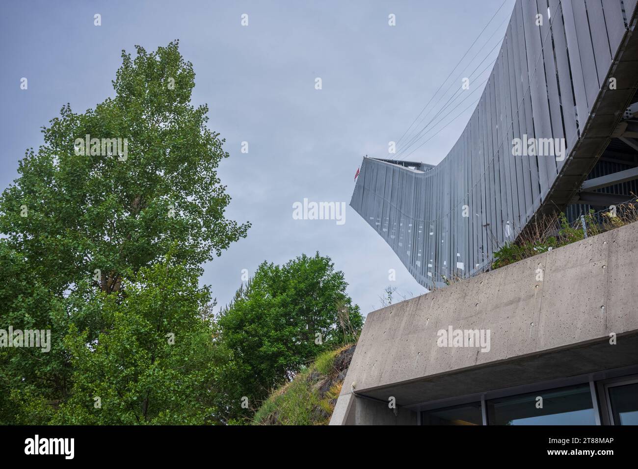 Holmenkollbakken, Norvegia - 20 giugno 2023: Il Museo Olimpico dello Sci e la Torre sono una ...
