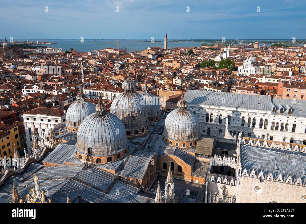 Le cupole a cinque tetti della Basilica di San Marco (Basilica di San ...