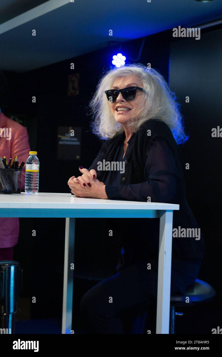 La cantante debbie harry firma copie della sua autobiografia de cara ...