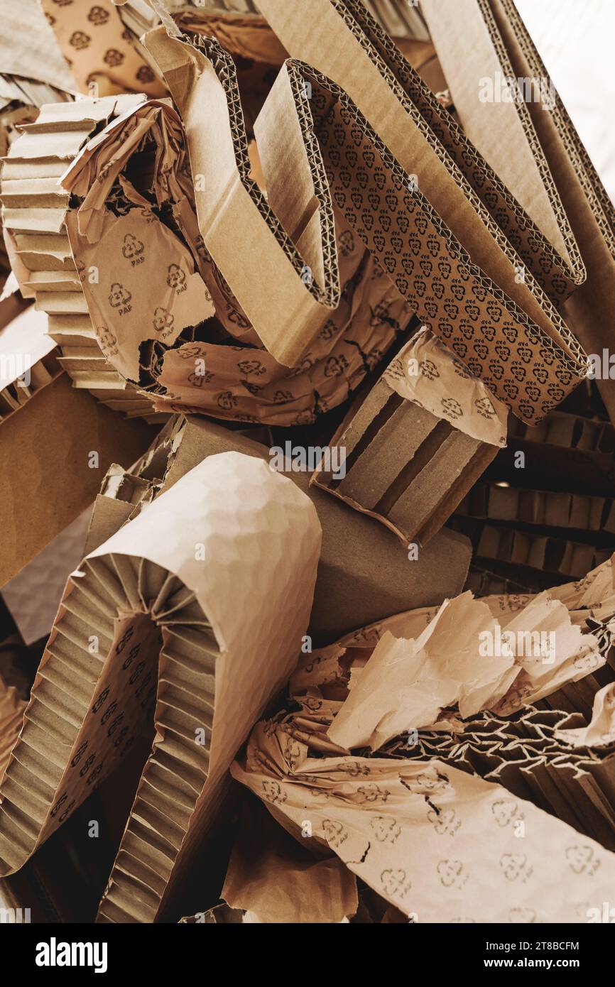 Primo piano di una pila di rifiuti di cartone con il simbolo pap ...