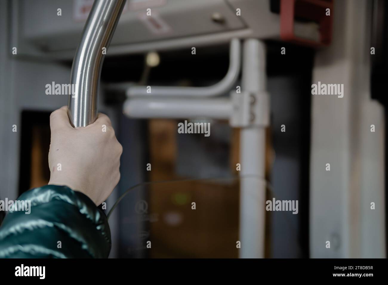 Tenendo il corrimano bus immagini e fotografie stock ad alta ...