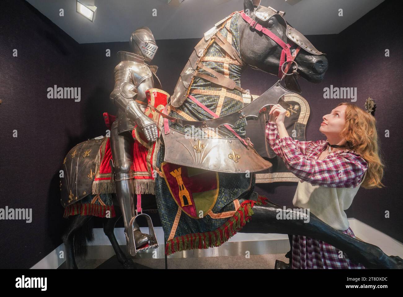 Londra, Regno Unito. 20 novembre 2023. Un gestore di Bonhams con un ...