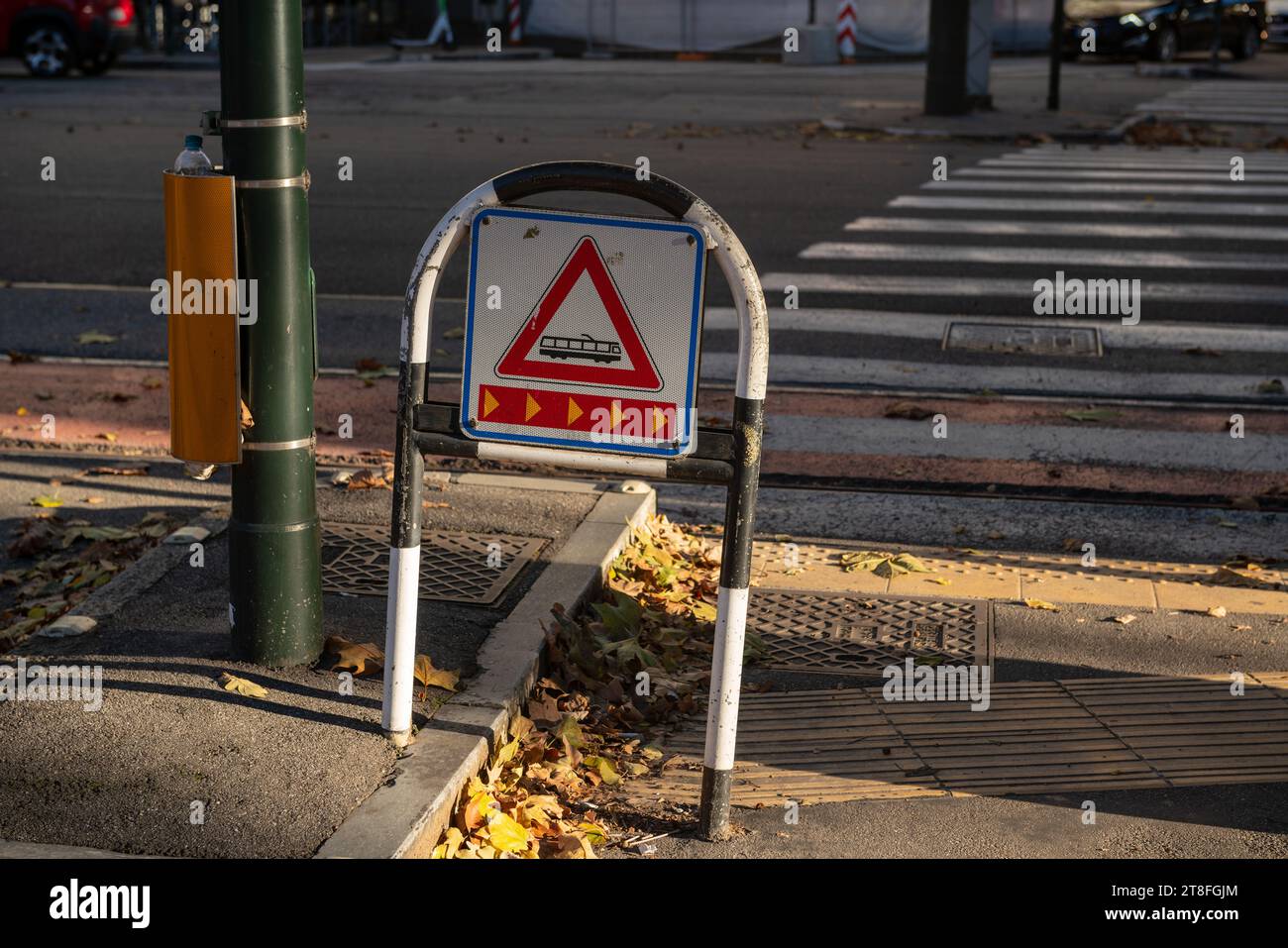segnali stradali che indicano il passaggio del tram con la direzione ...
