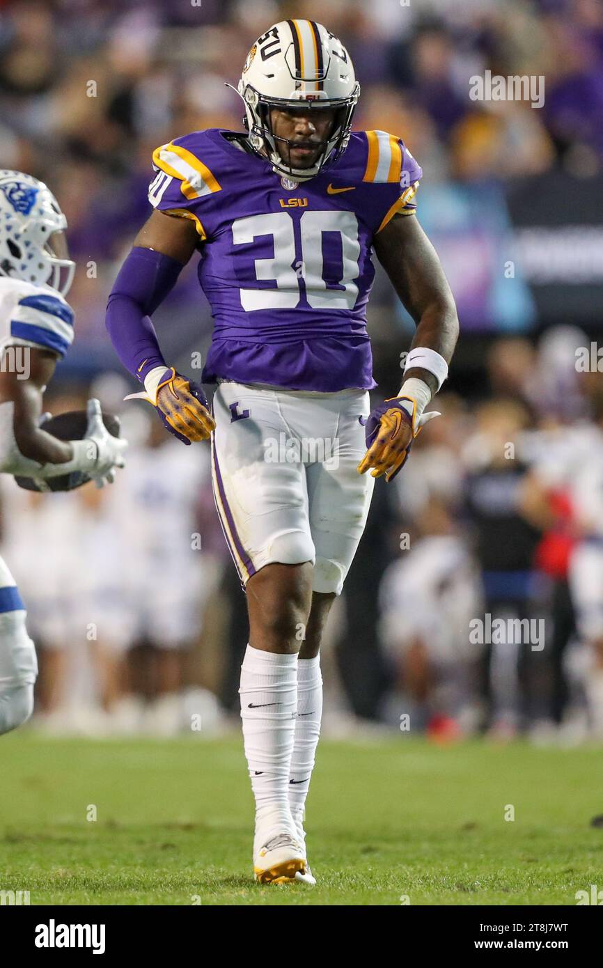 18 novembre 2023: Il linebacker della LSU Greg Penn III (30) si flette ...