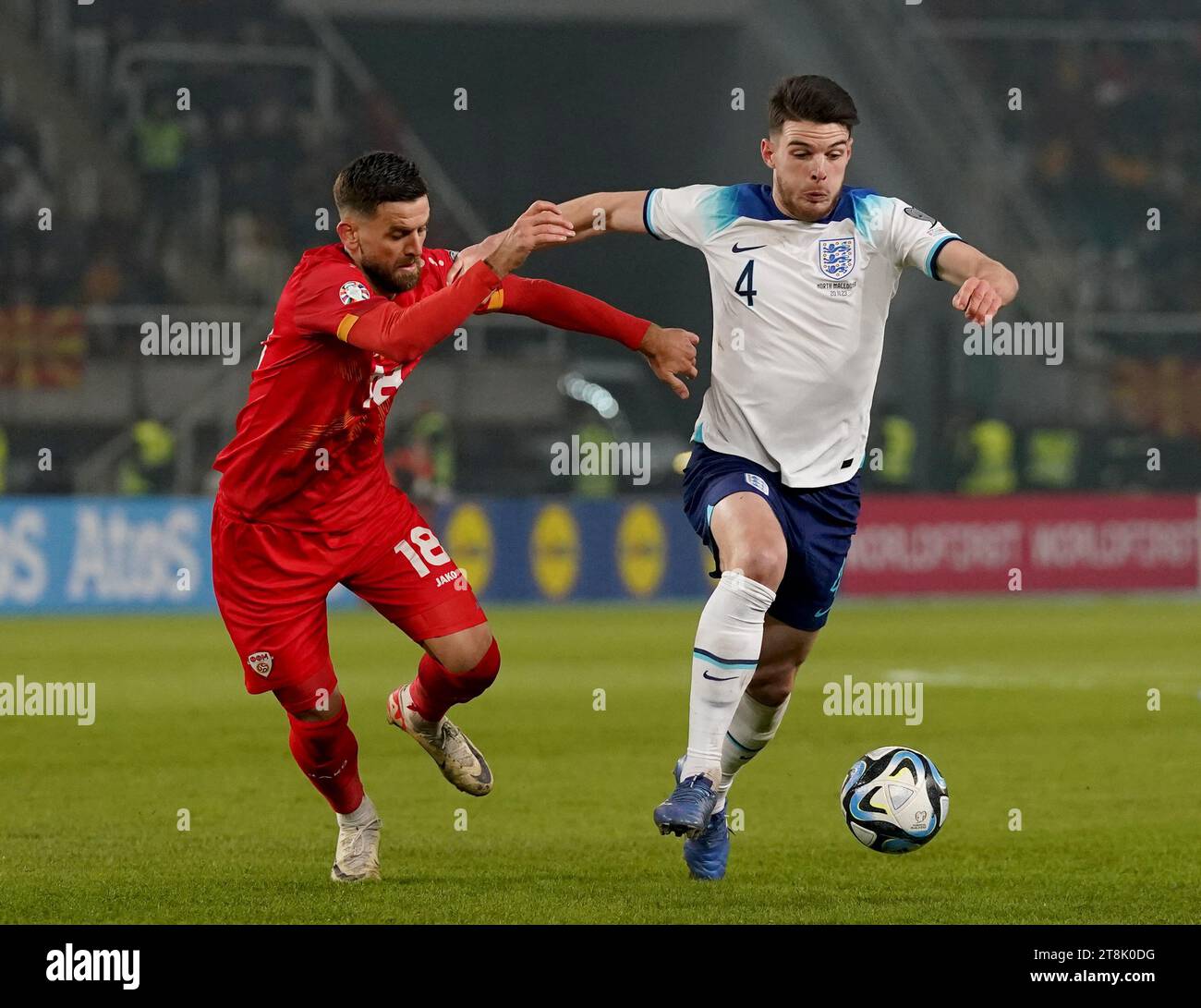 Isnik Alimi (a sinistra) della Macedonia del Nord e Declan Rice dell ...
