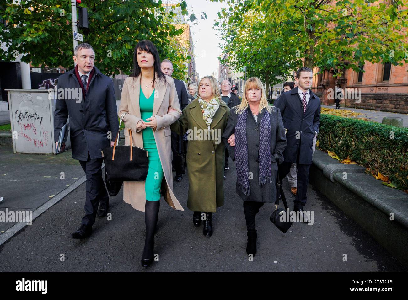 (Da sinistra a destra) lo stand Gavin dell'avvocato di Phoenix Law ...