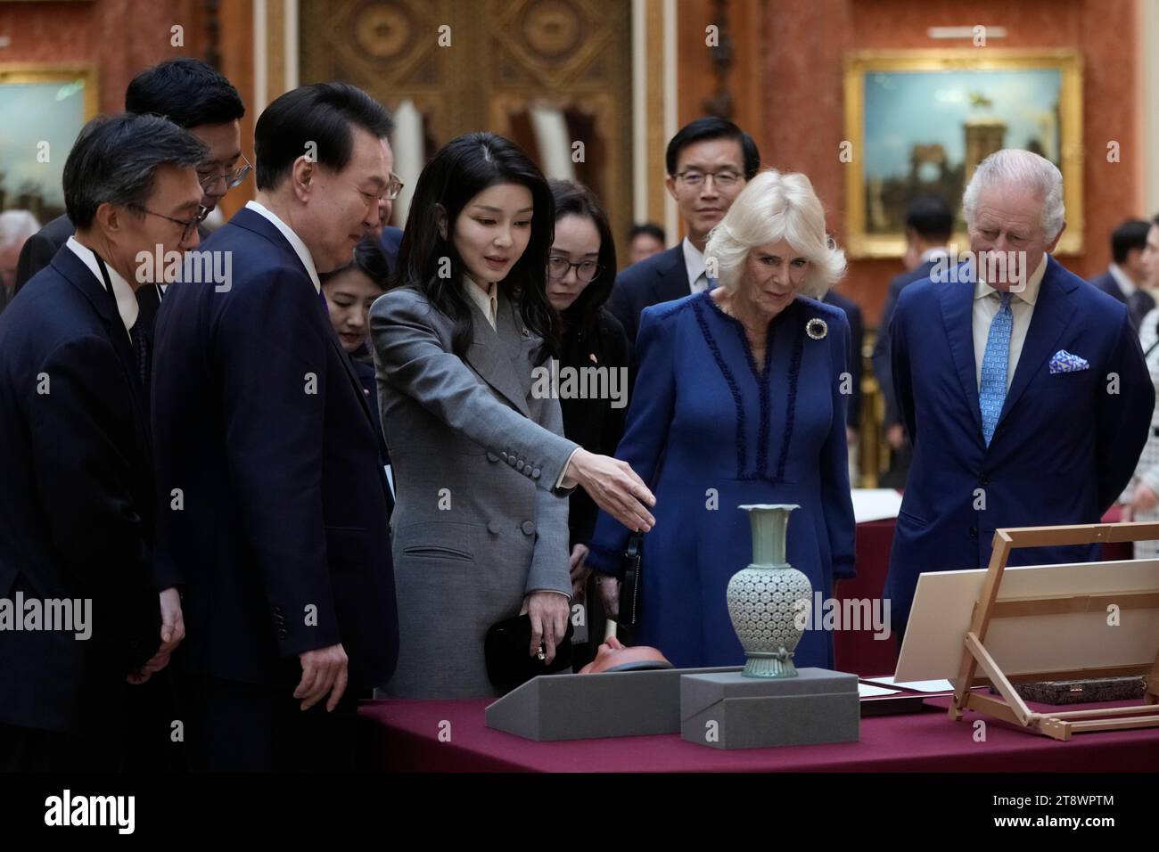 Re Carlo III (a destra) con la regina Camilla (seconda a destra) mostra al presidente della ...