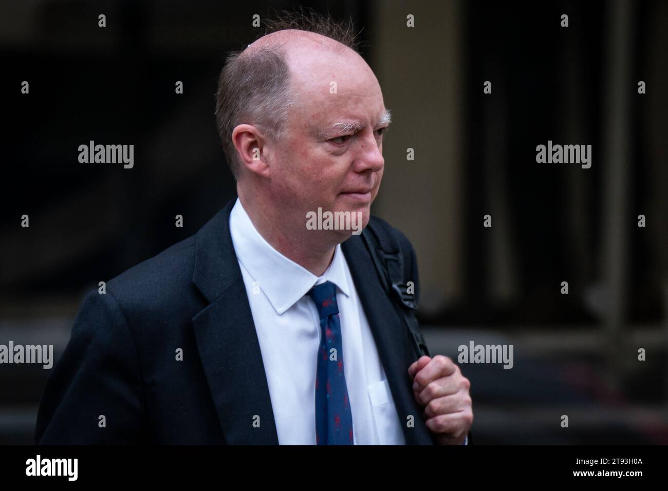 L'ufficiale medico capo Sir Chris Whitty se ne va dopo aver rilasciato ...