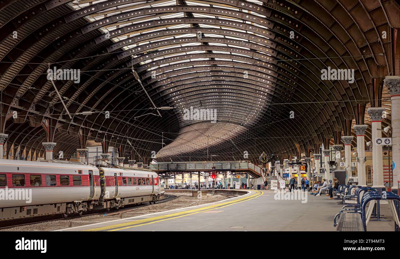 L'atrio della stazione ferroviaria di York. La tettoia di ferro del XIX ...
