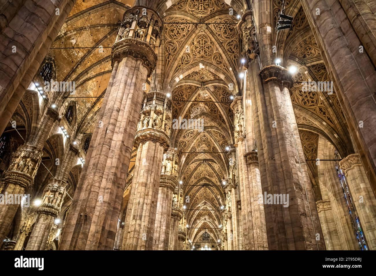 L'interno del Duomo di Milano, la Cattedrale metropolitana-Basilica ...