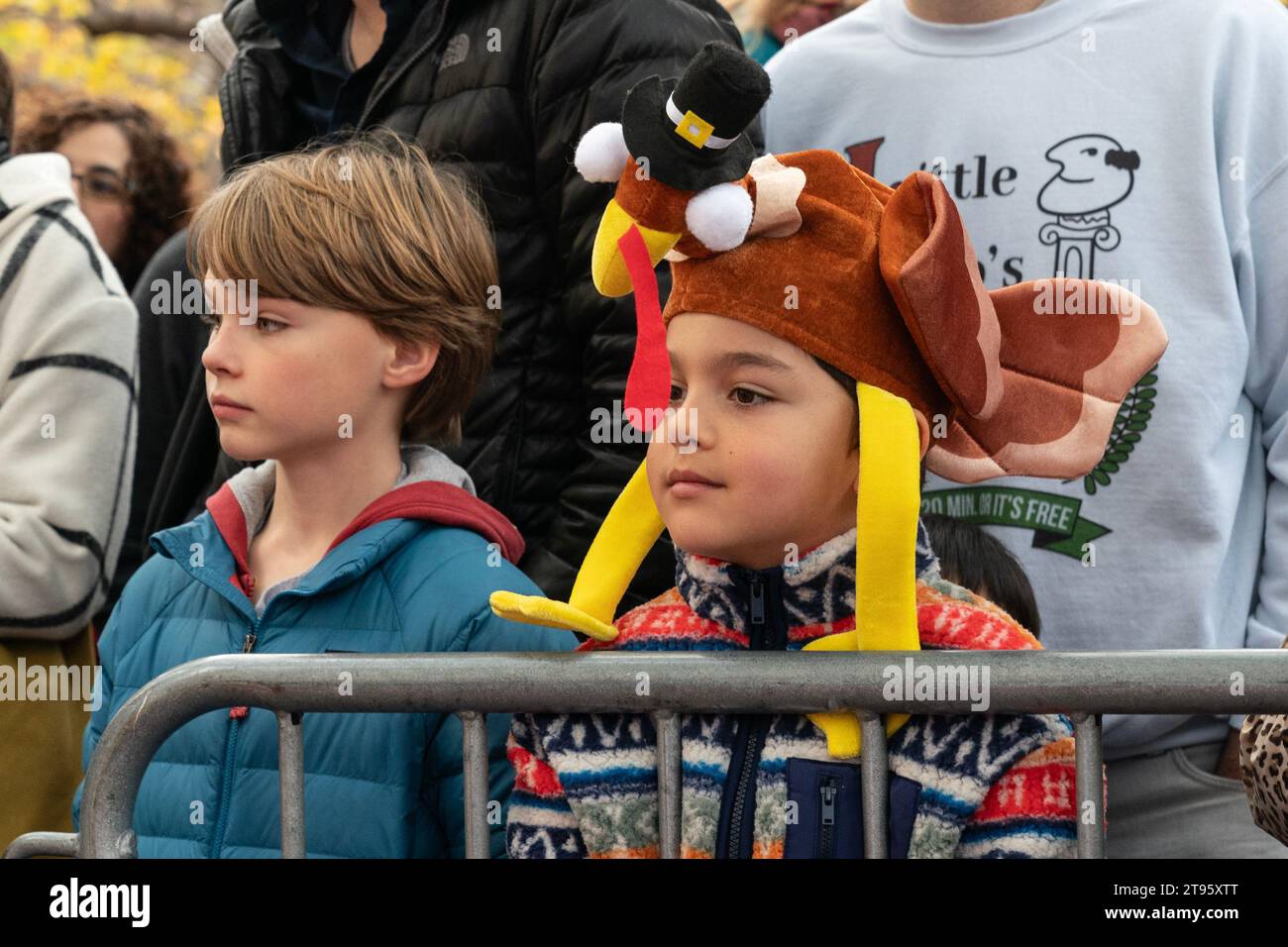 I ragazzi sembrano membri del team di inflazione di Macy che lavorano ...