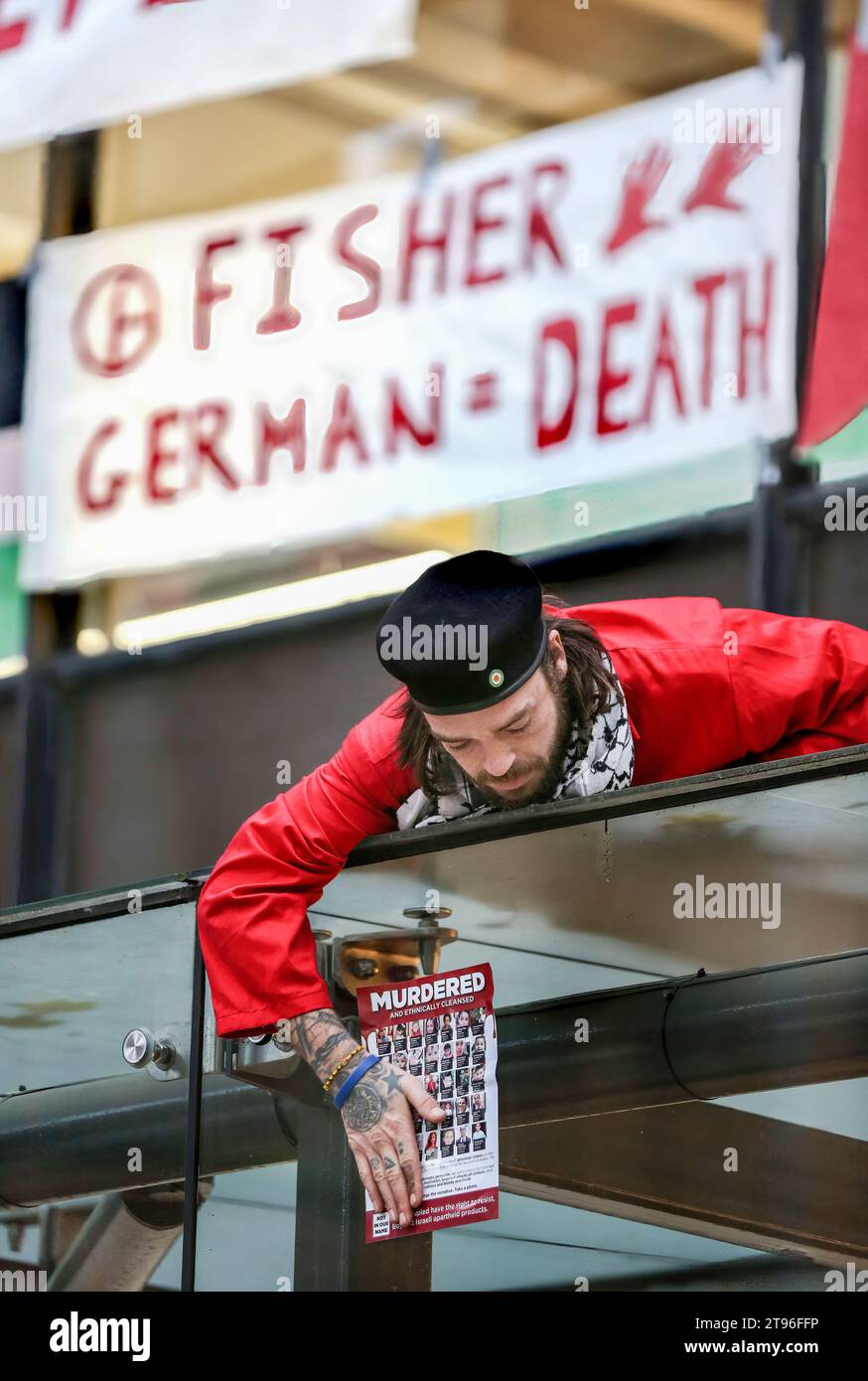 Un attivista della Palestina attacca alla finestra un volantino che ...