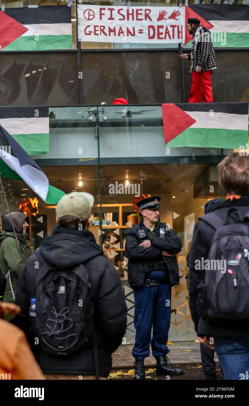 Un attivista della Palestine Action occupa il tetto di vetro della ...