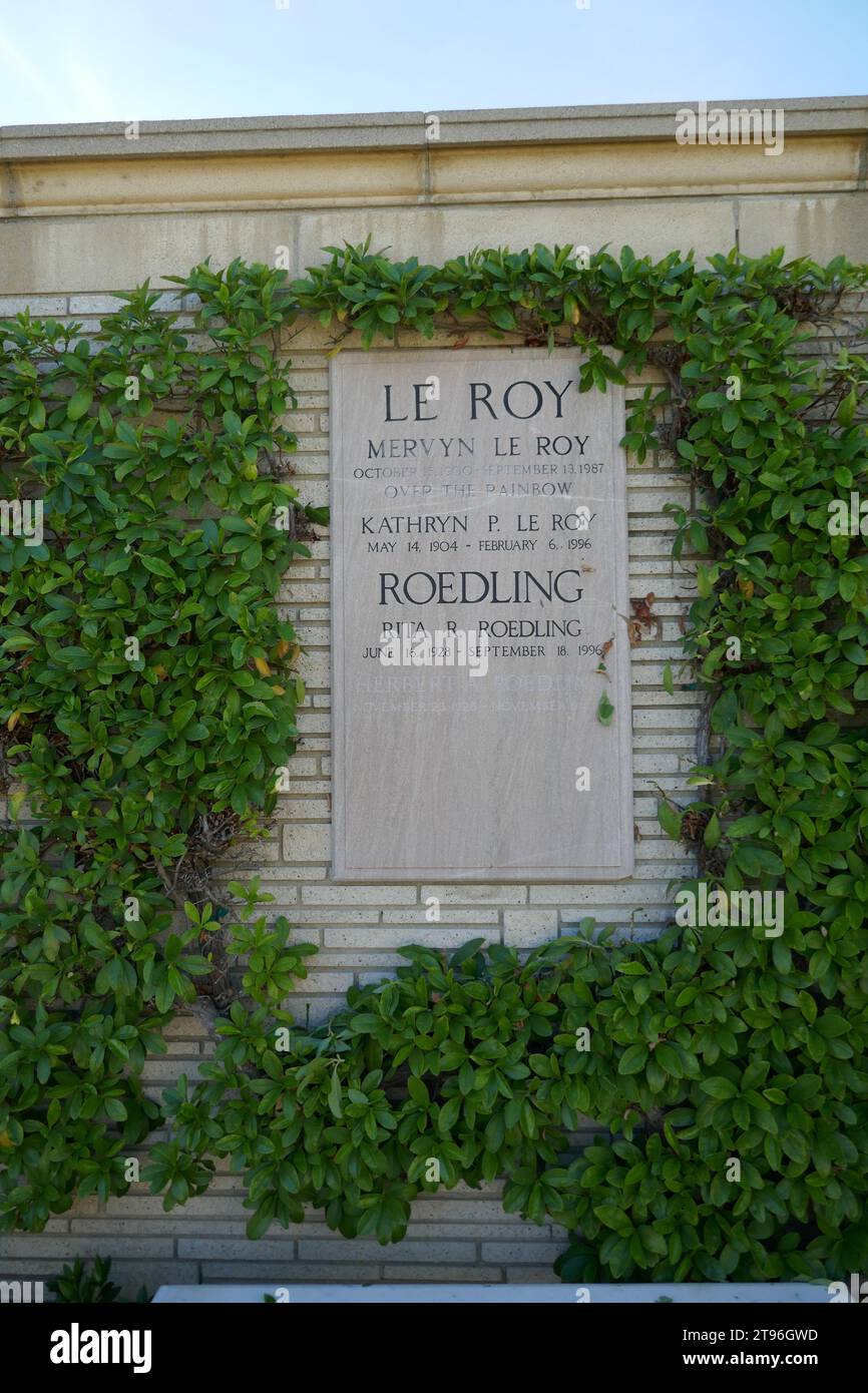 Glendale, California, USA 21 novembre 2023 produttore/regista Mervyn LeRoy grave con Over the ...