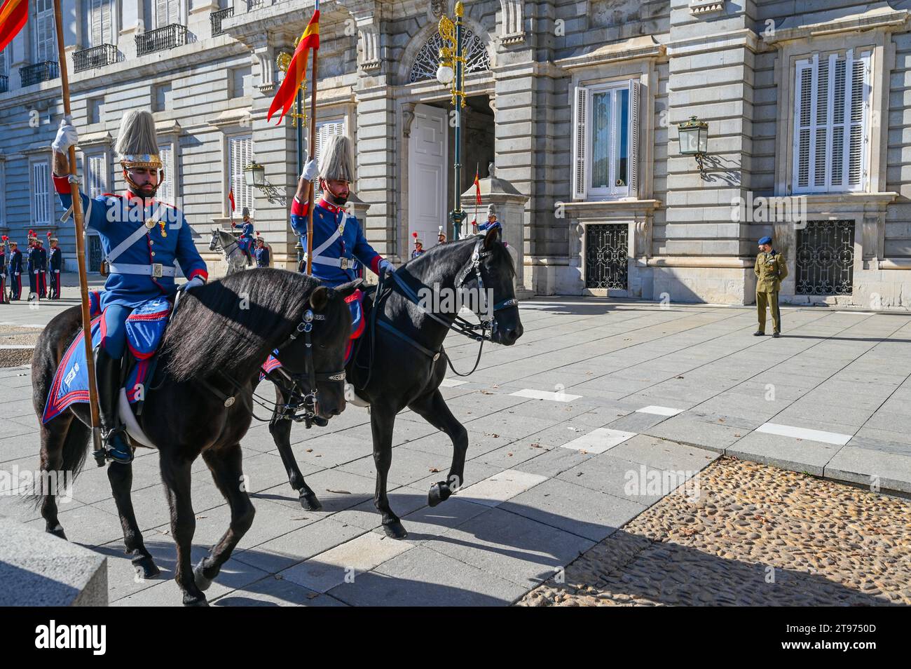 Madrid, Spagna - 17 novembre 2023: Le guardie del Palazzo reale ...