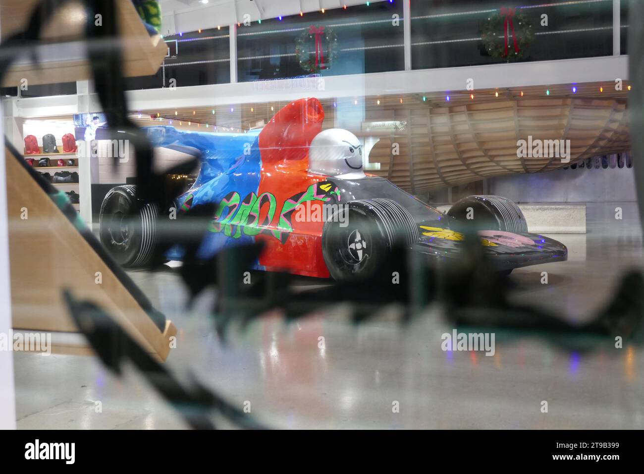 West Hollywood, California, USA 23 novembre 2023 A Car Inside Supreme ...