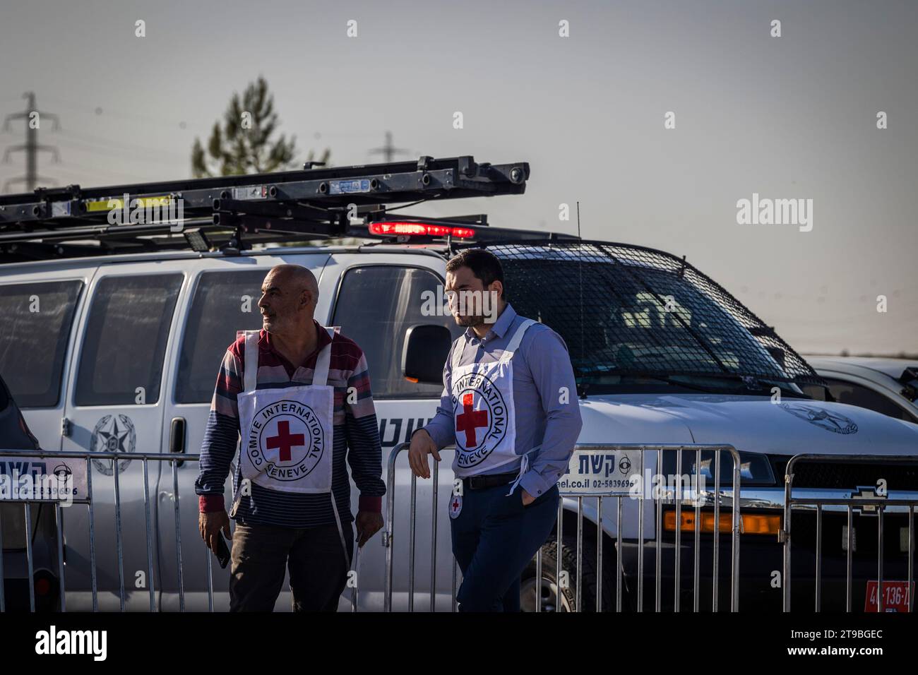 24 novembre 2023, Israele, Ramallah/Beituniya: Croce rossa vista ...