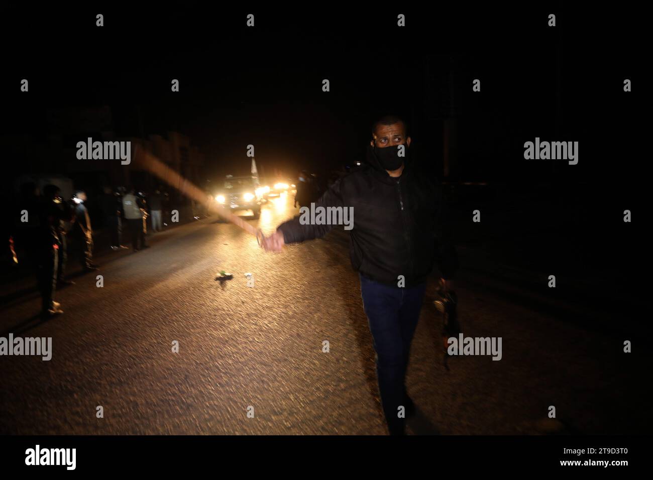 Rafah, Gaza. 24 novembre 2023. Un uomo di sicurezza palestinese fa da ...