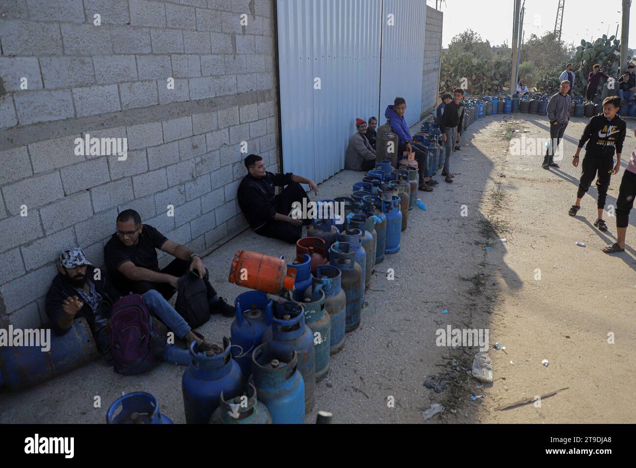 Gaza. 24 novembre 2023. La gente aspetta di riempire bombole di gas ...